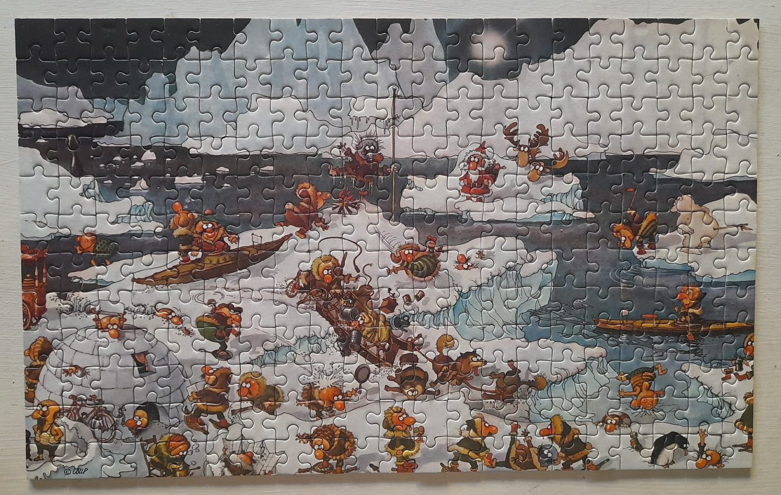 250, Heye, Holiday on Ice, Loup (Double-Sided) - Rare Puzzles